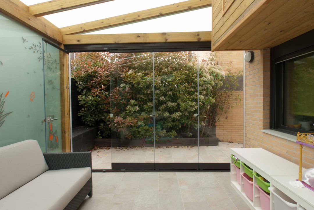 Porche de madera con techo y pared de cristal y cerramiento Lumon ...